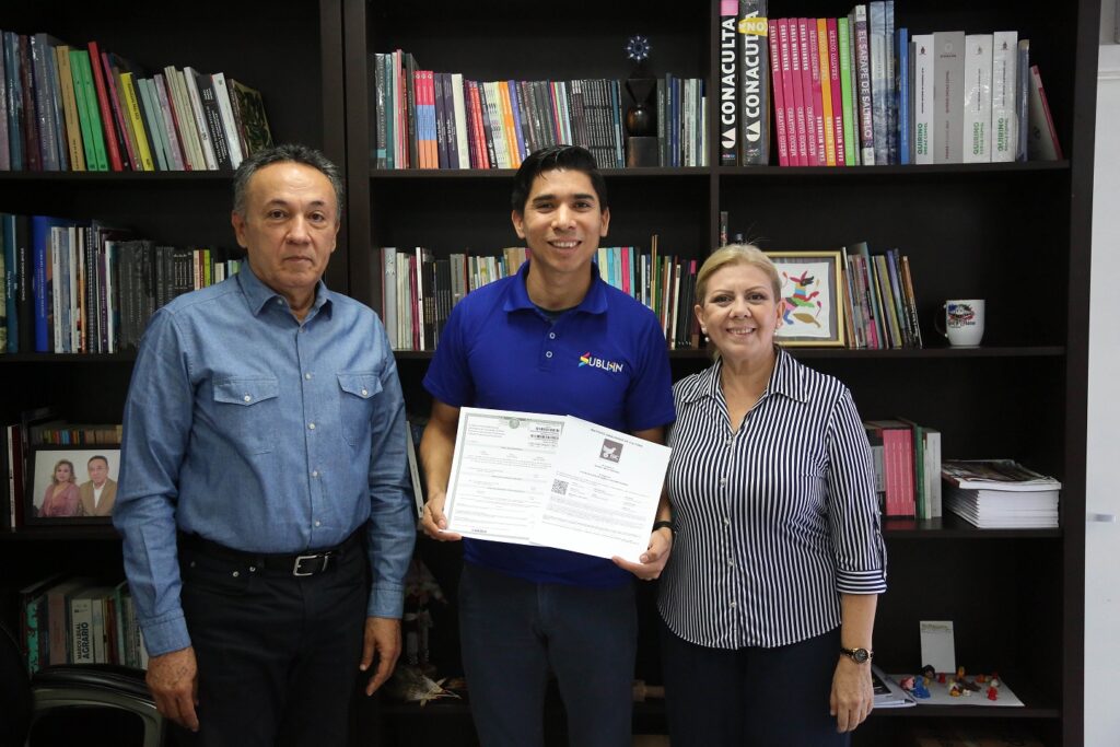 El bailarín Azarel Meza Bahena recibe su título como bailarín ...