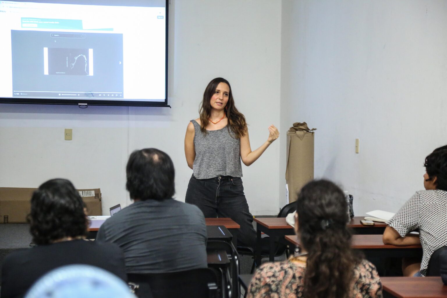 Inicia el taller "La Línea continua en mi cabeza", con la artista ...